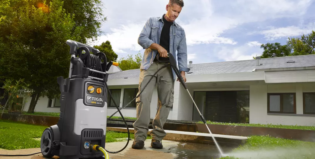 Jak samodzielnie pozbyć się chwastów i mchu z kostki brukowej?